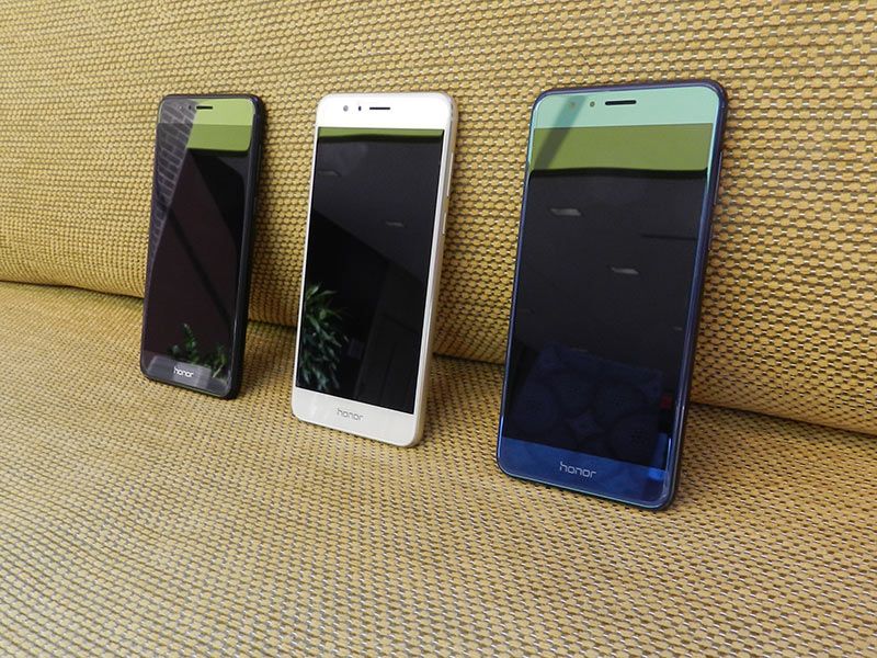 Honor 8 in Pictures: Blue, Black and White