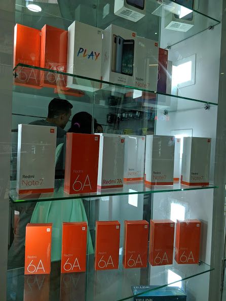 A Broken Economy: What it's like buying smartphones in Venezuela