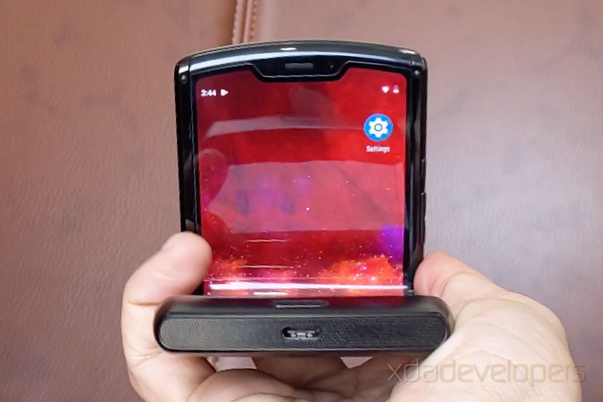 Motorola Razr Hands-on: The Timeless and Charming Style Icon