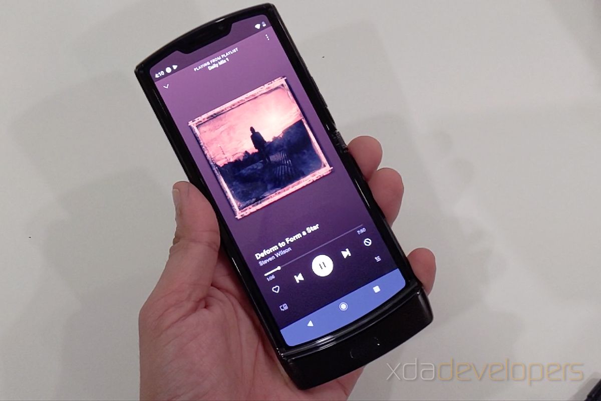 Motorola Razr Hands-on: The Timeless and Charming Style Icon