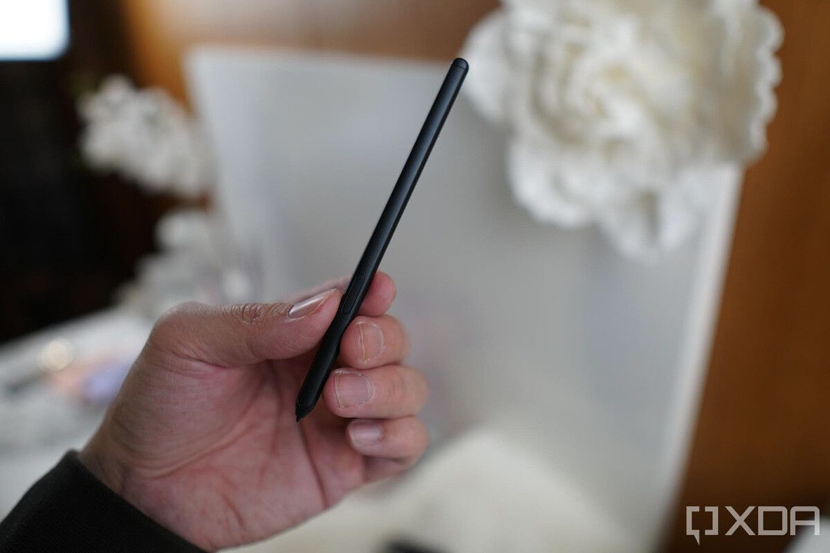 Which Galaxy S21 models support the S-Pen and how does it work?