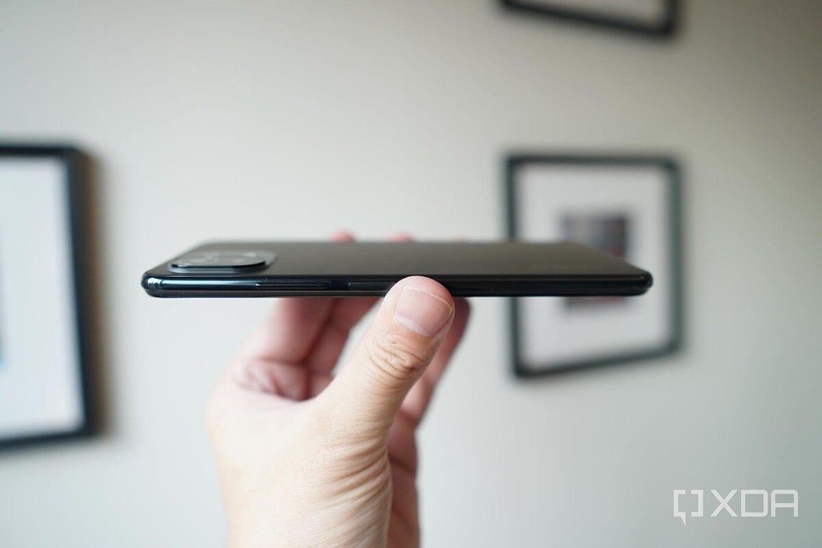 The Xiaomi Mi 11 Lite 5G is a flat screen phone done right