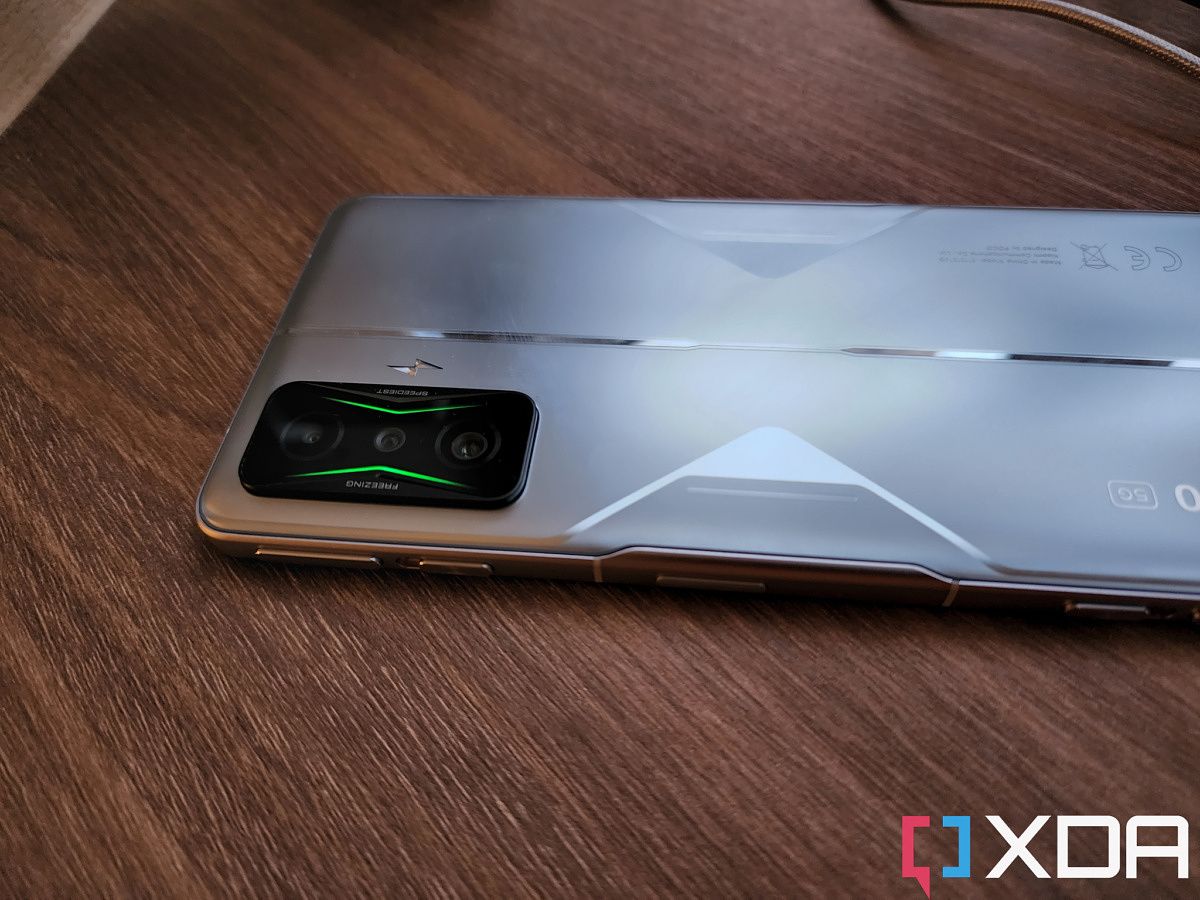 POCO F4 GT Hands-On: Snapdragon 8 Gen 1, Shoulder Buttons, 120W ...