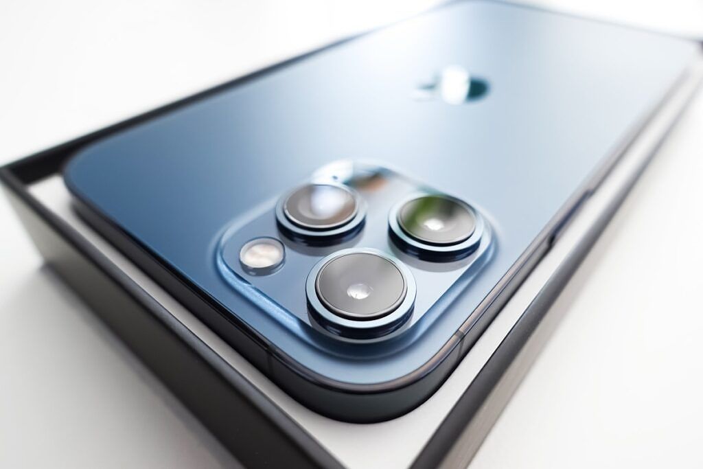 How to clean your phone's camera lens