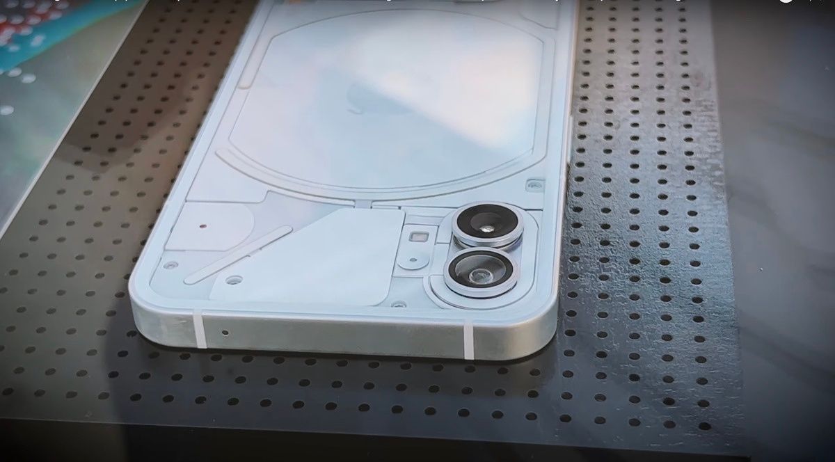 Nothing phone 1 shows off its party trick, an illuminating rear panel