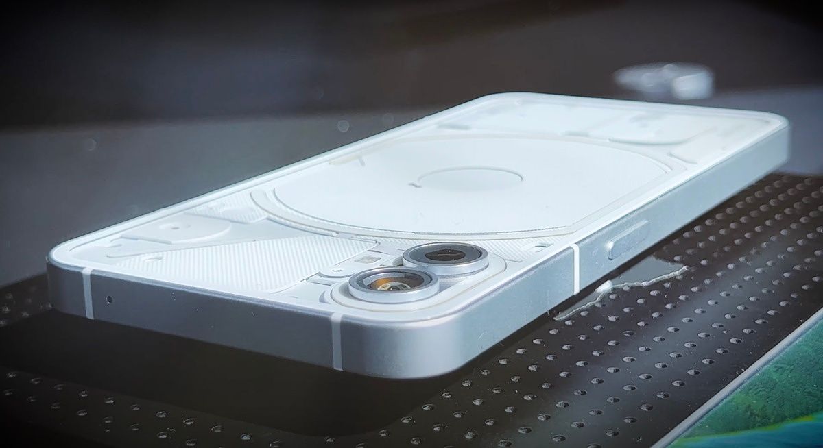 Nothing phone 1 shows off its party trick, an illuminating rear panel