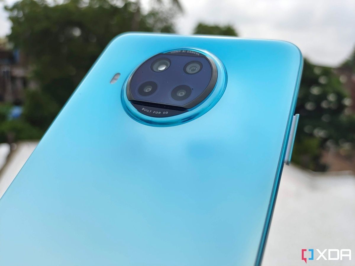How to insert a SIM card in your Android phone