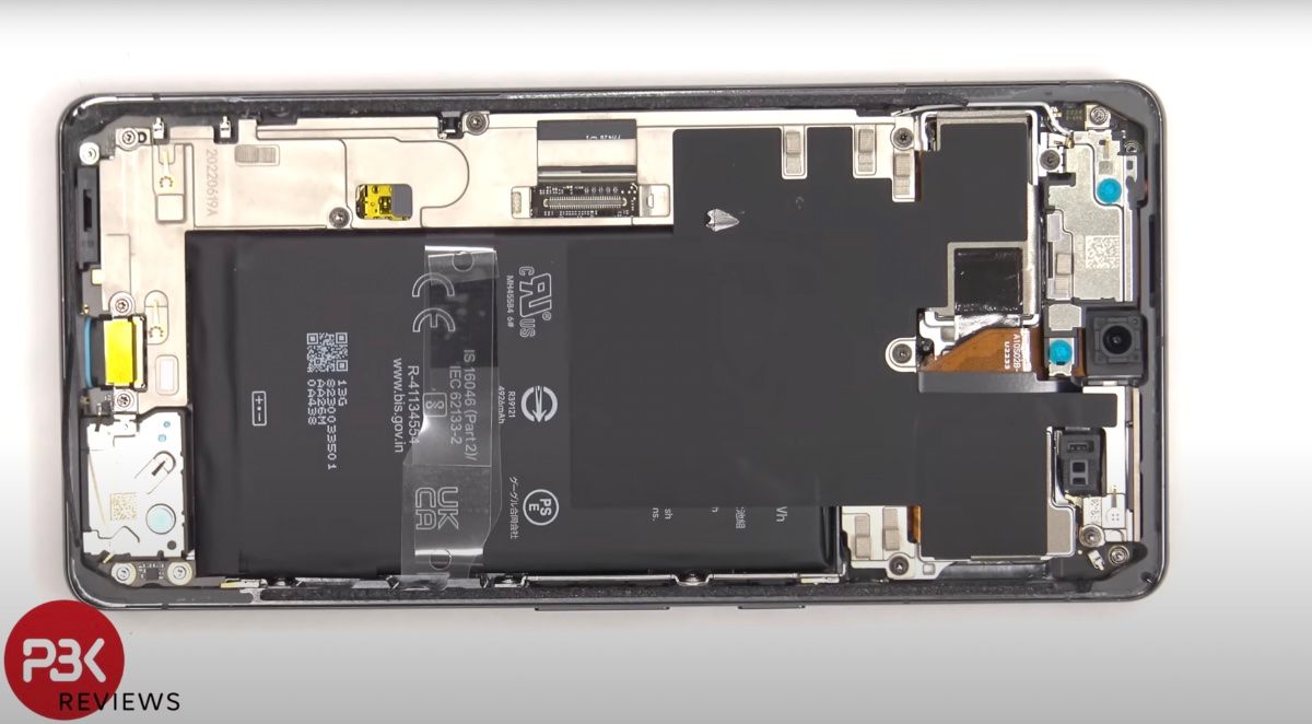 The Pixel 7 Pro has an updated internal layout with better cooling ...