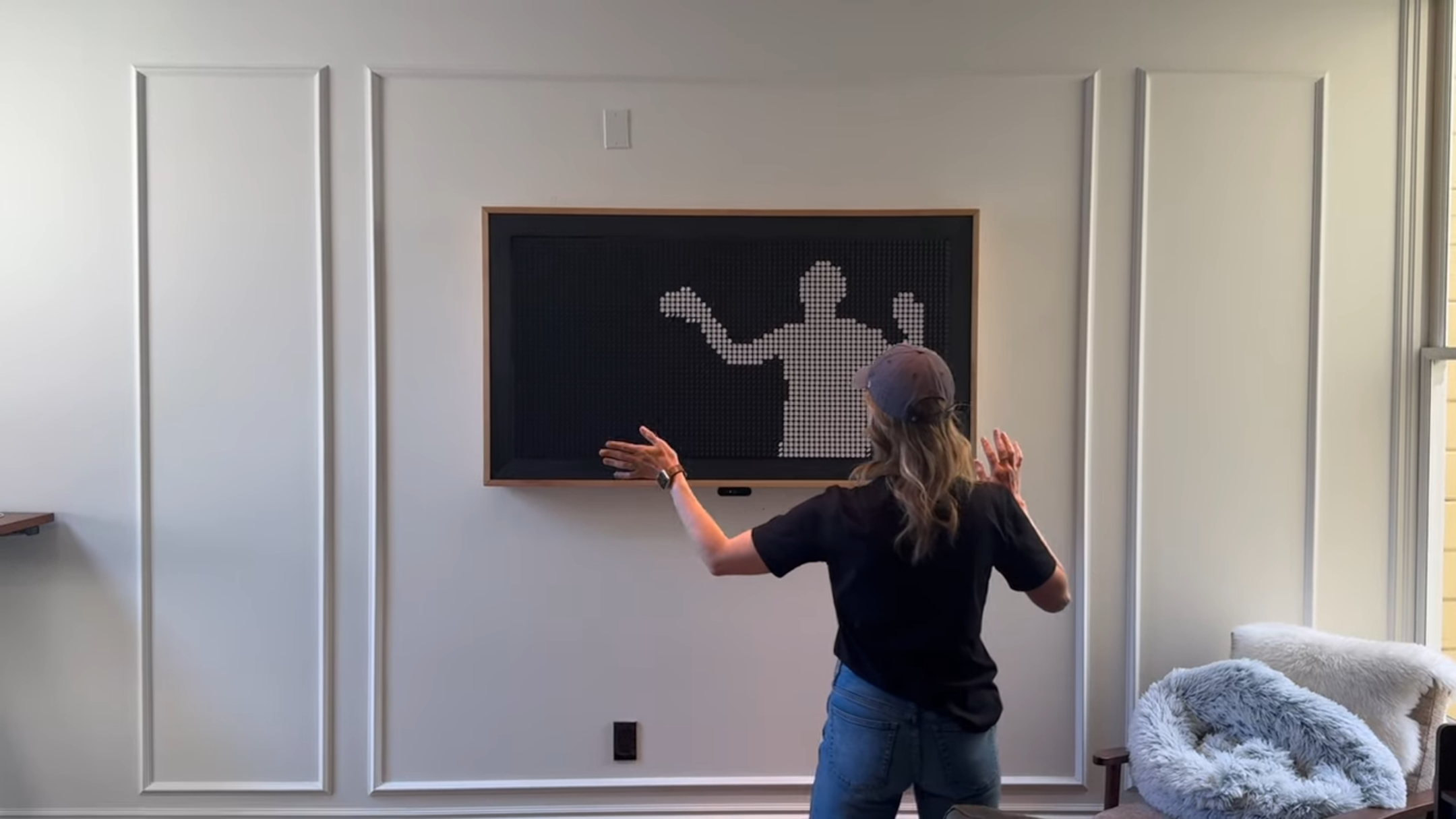 Someone used an SBC to power an amazing flip disc mirror, and you can ...