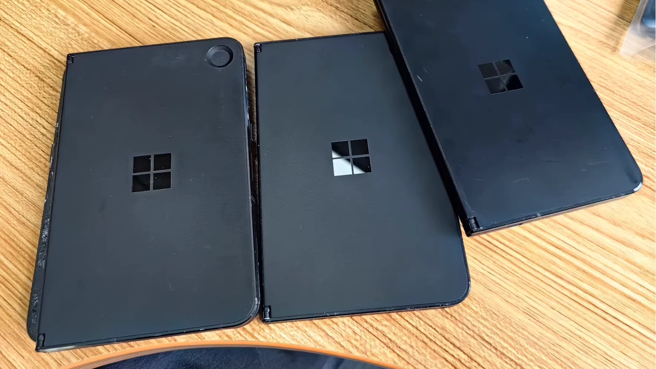 Photos of the dual-screen Windows Phone that never was emerged online ...