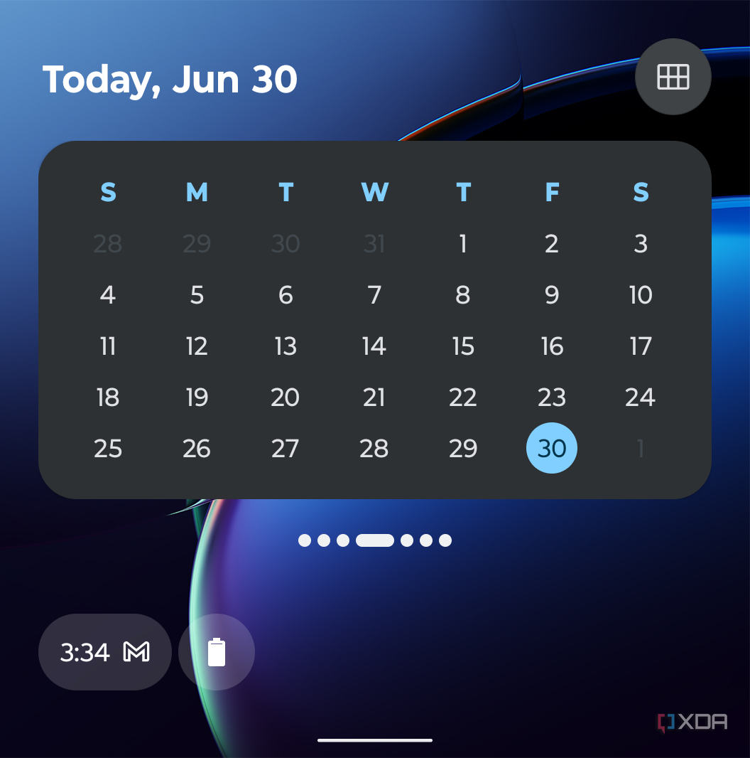 How to customize the cover display on the Motorola Razr+