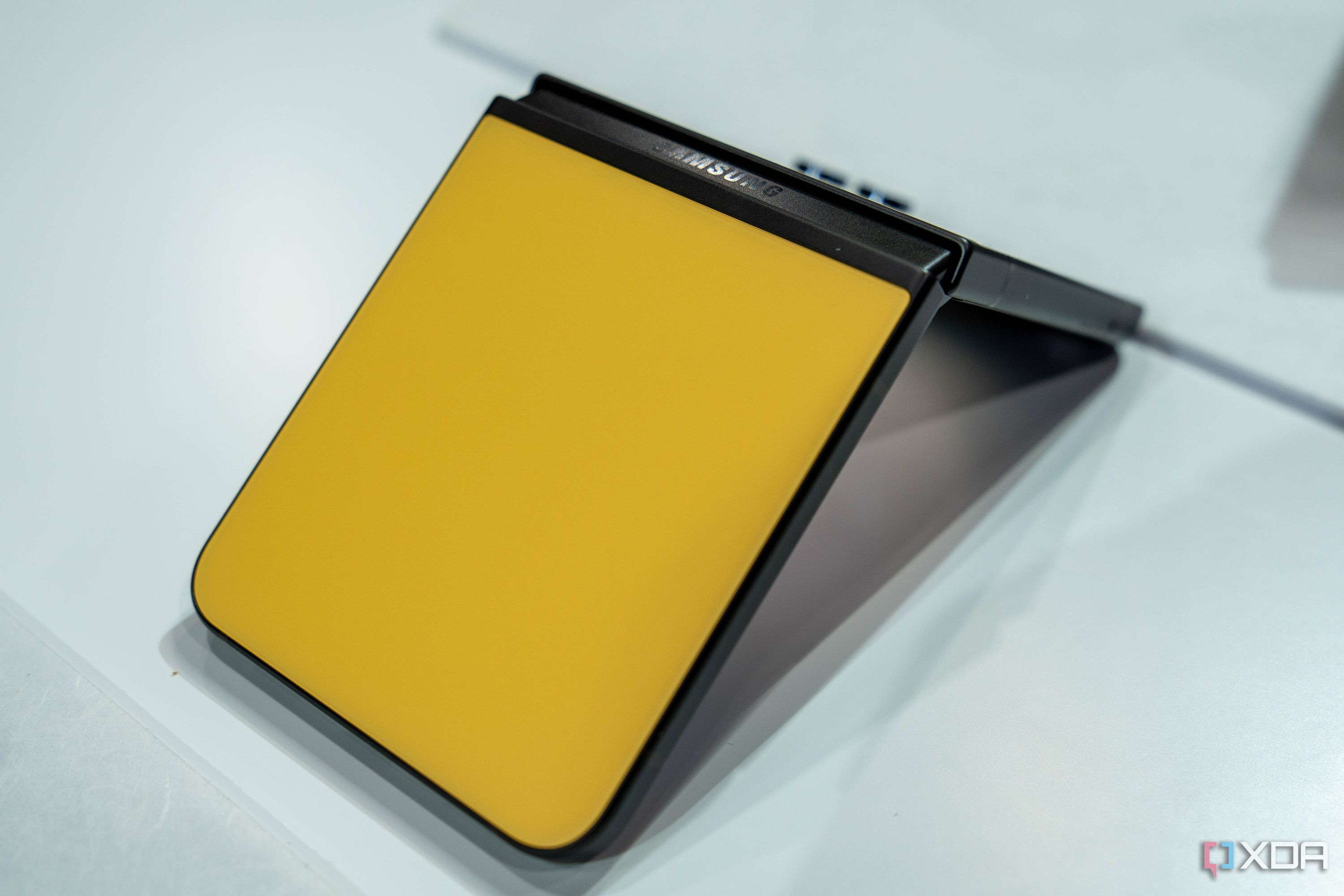 What colors does the Samsung Galaxy Z Flip 5 come in?