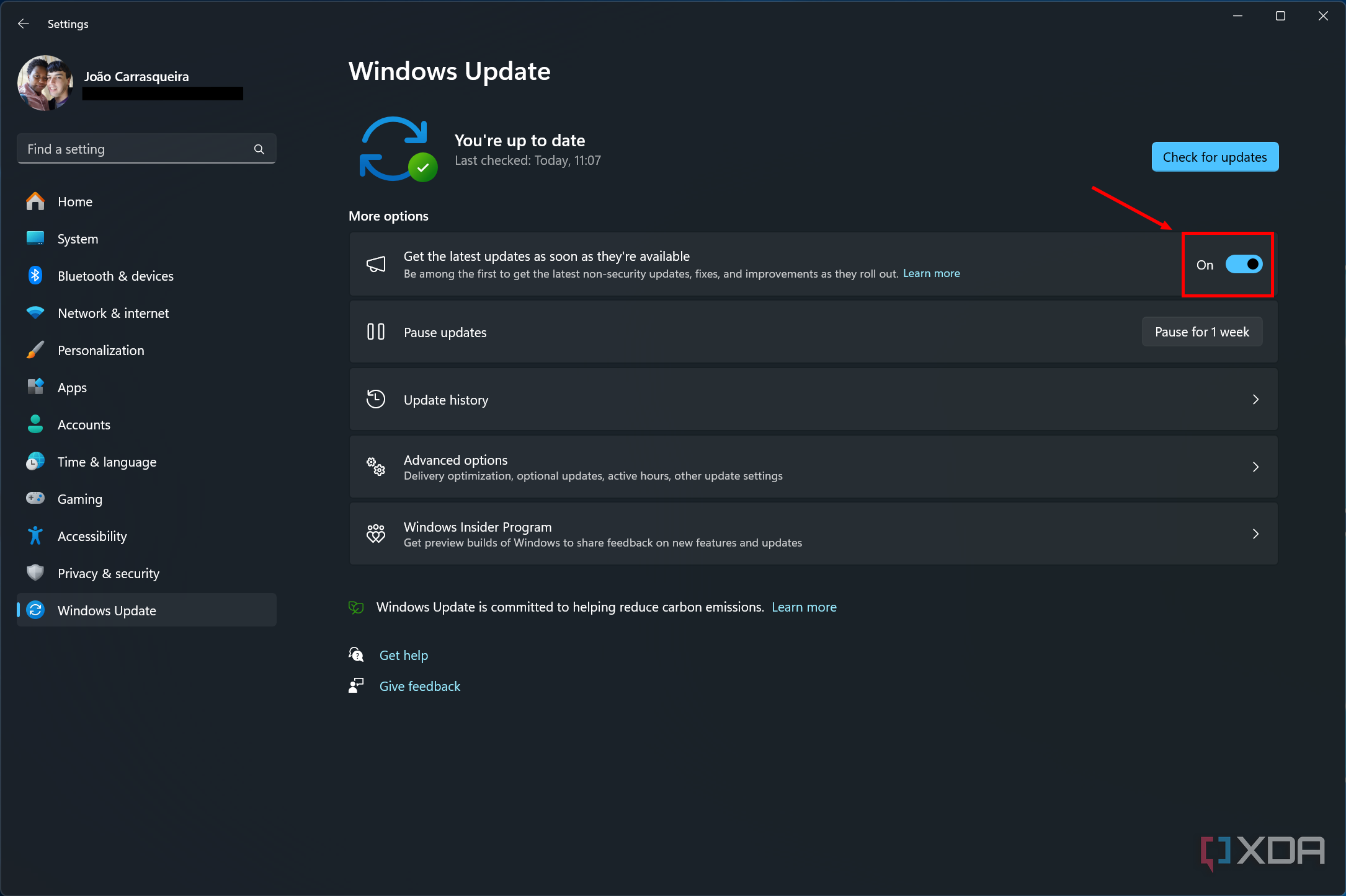How to enable taskbar ungrouping and labels in Windows 11