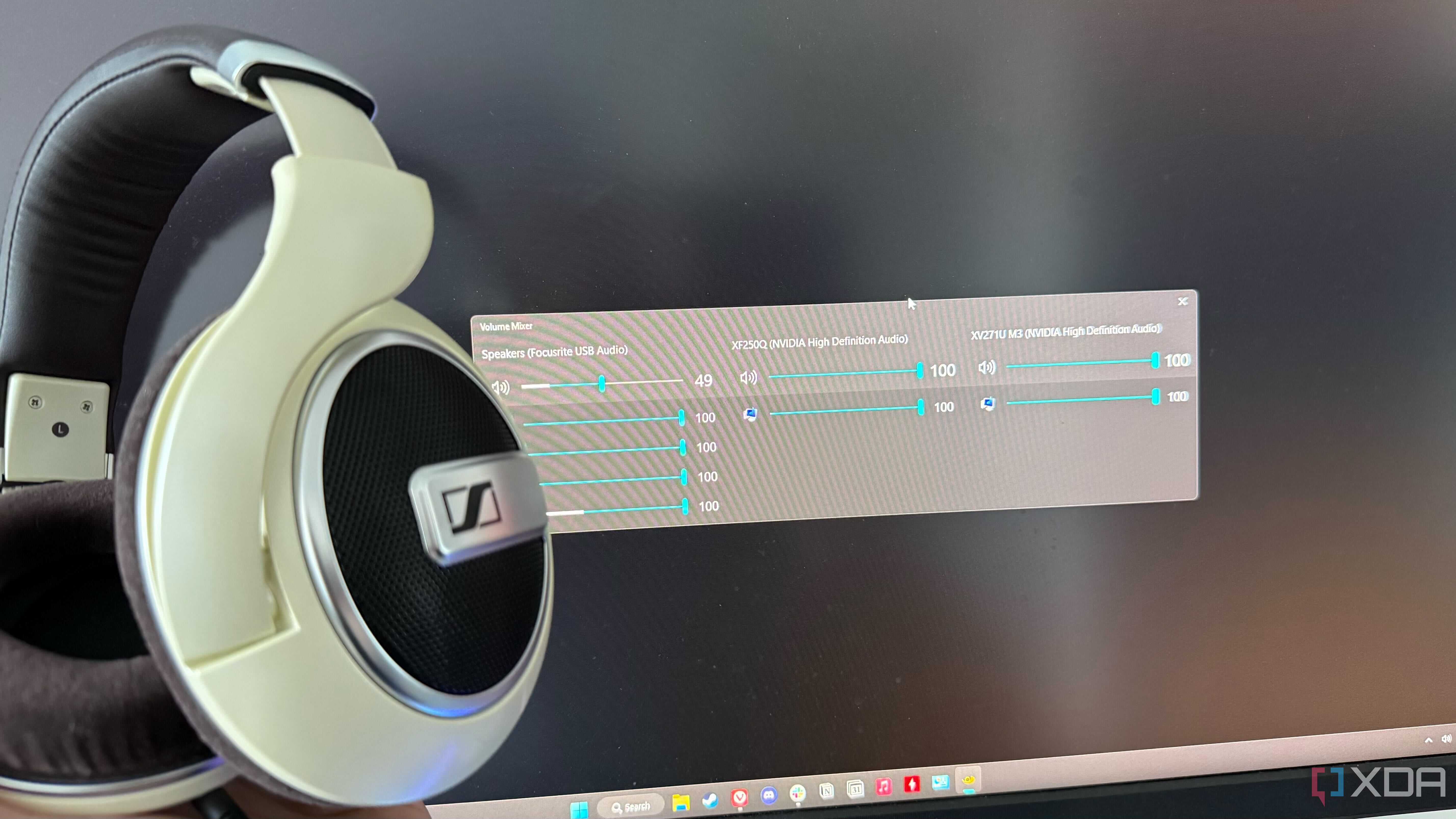 How to move the taskbar in Windows 11
